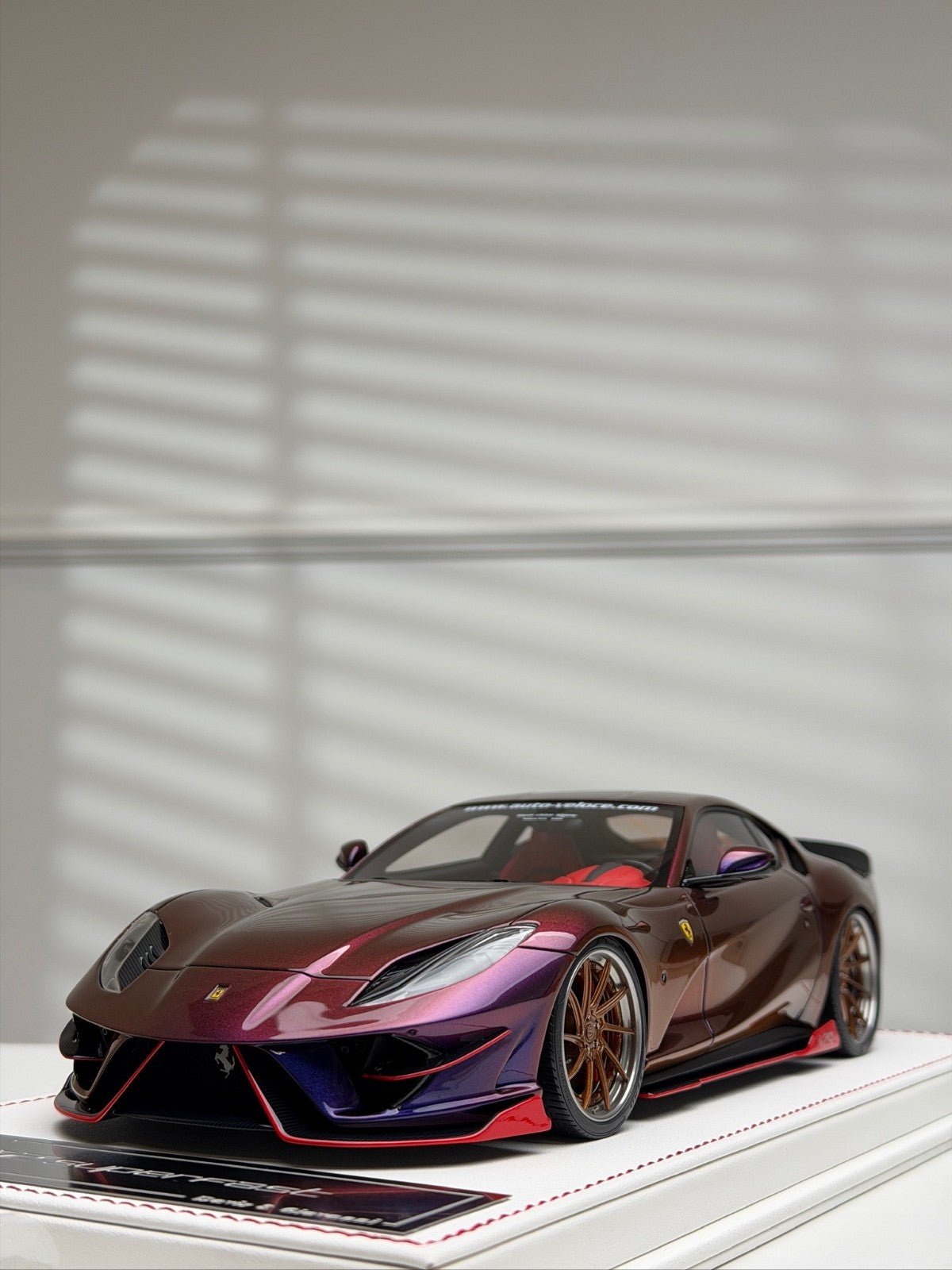 Ferrari 812 Superfast SVR (Chameleon Purple) [Davis & Giovanni] 1/18 s