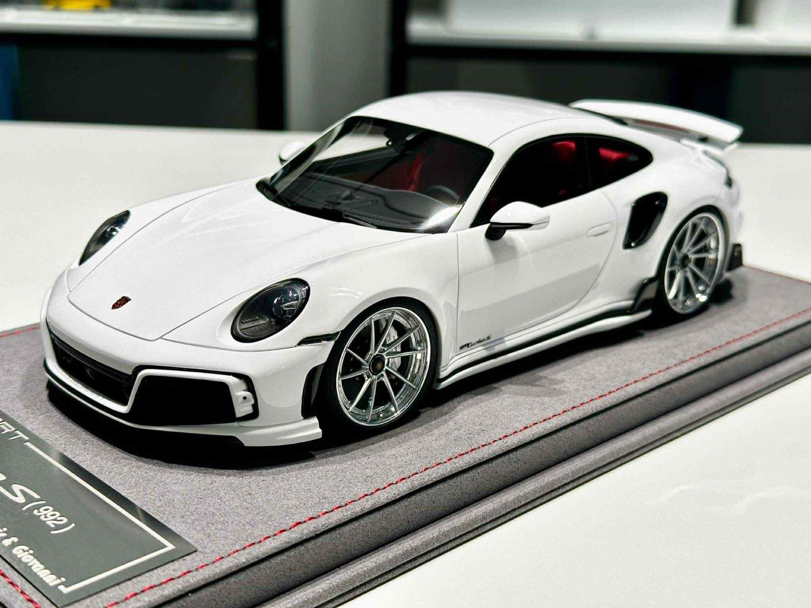 Porsche 911 Turbo S TechArt (Gloss White) [Davis & Giovanni] 1/18 scal